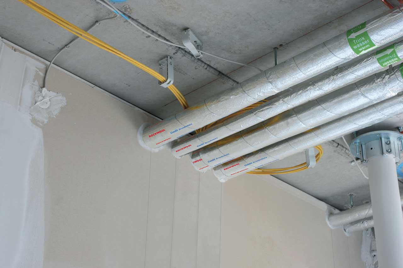 Obturation résistant au feu d'une traversée de mur massif résistant au ...